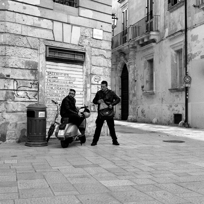 Neil Sloman Photography | Lecce Street Scene – Corner Action